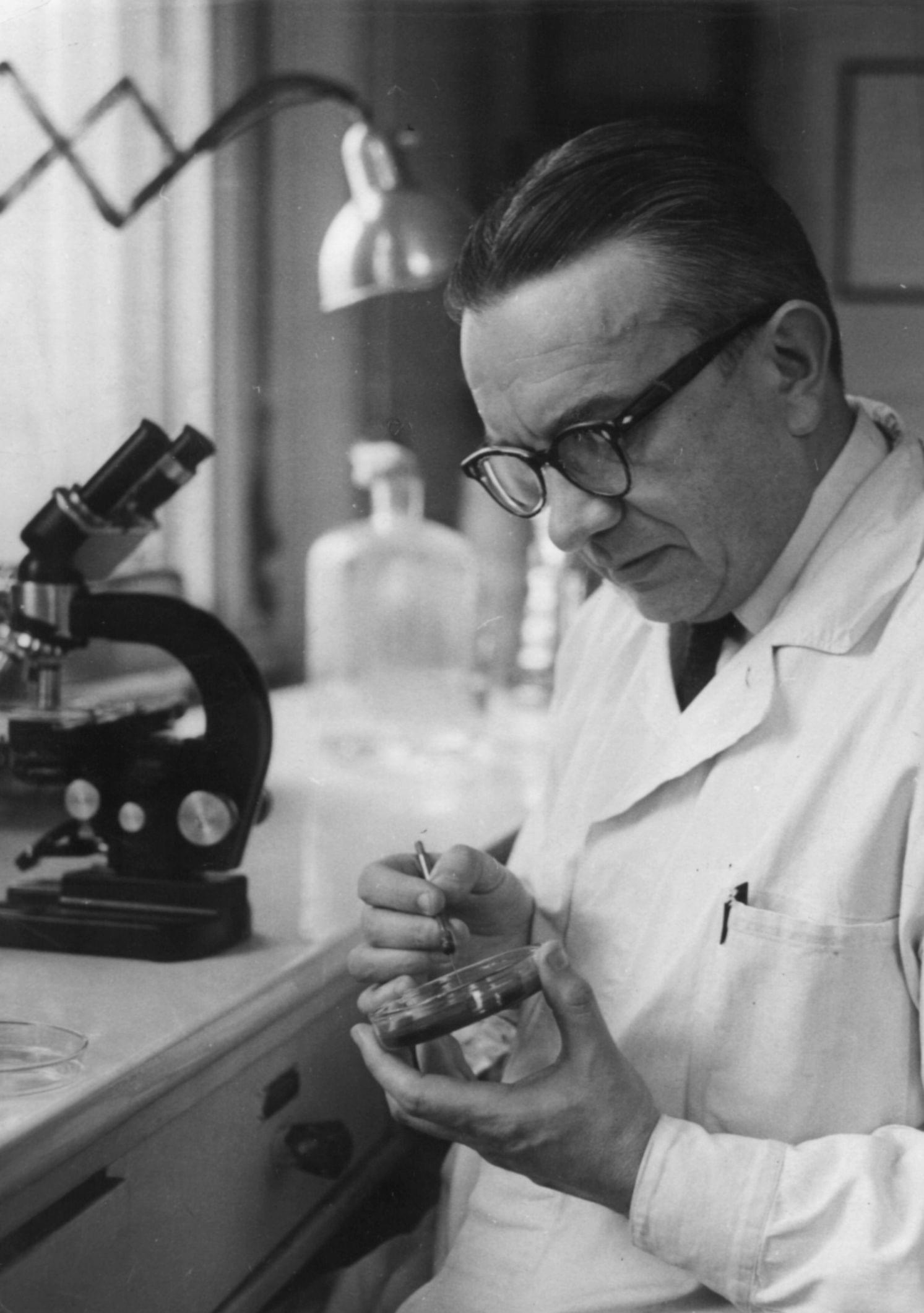 Medailonek lovce mikrobů Karla Rašky oceněného za celoživotní přínos ...